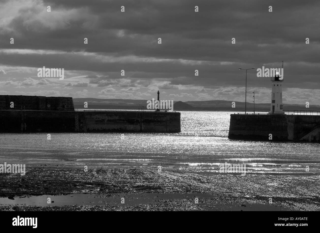 Anstruther pier lighthouse hi-res stock photography and images - Alamy