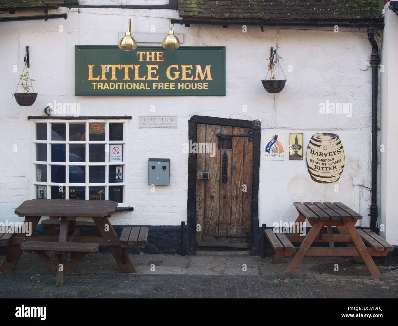 Medieval pub window hi-res stock photography and images - Alamy