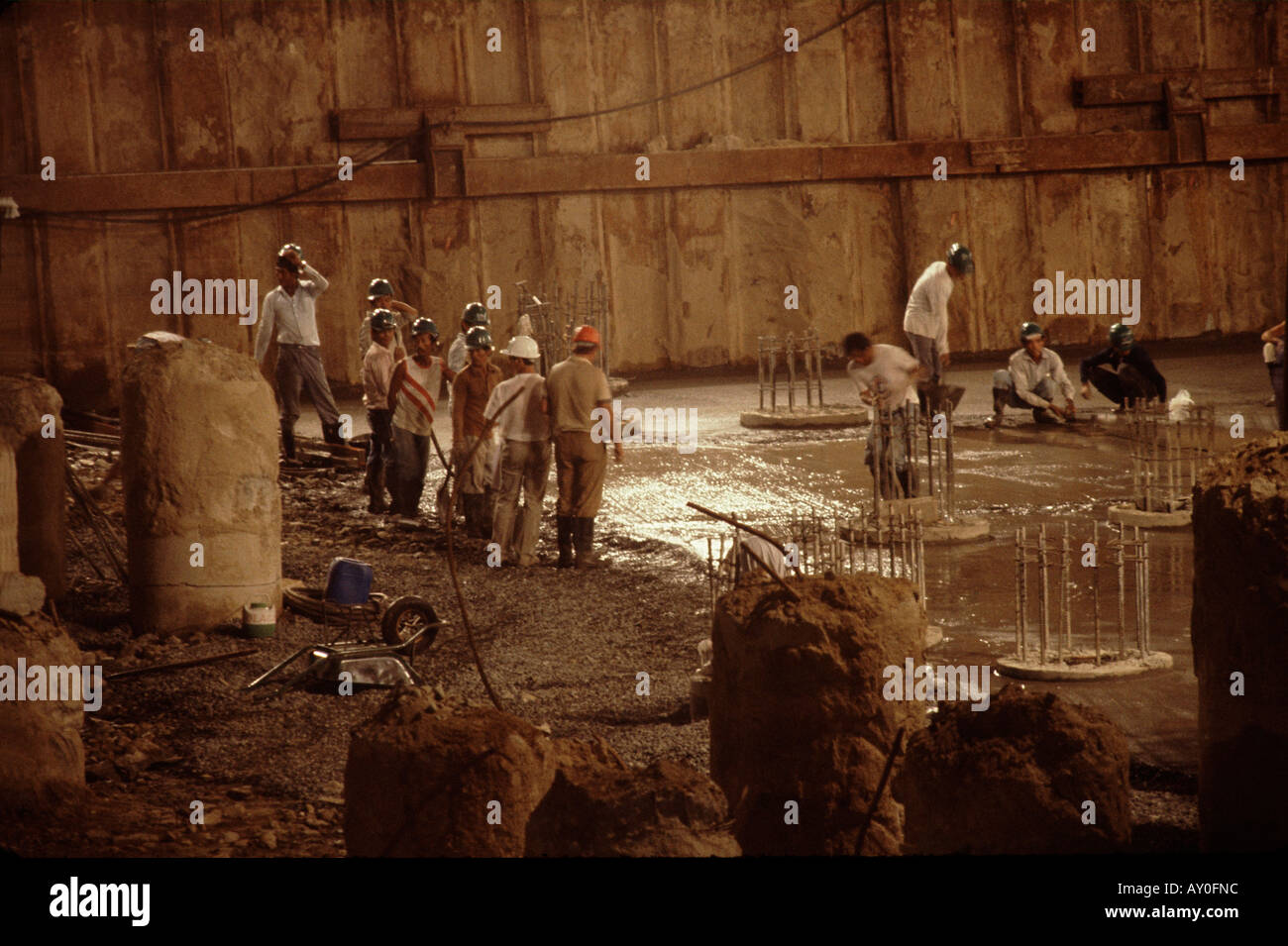jeddah construction workers on building site at night saudi arabia ...