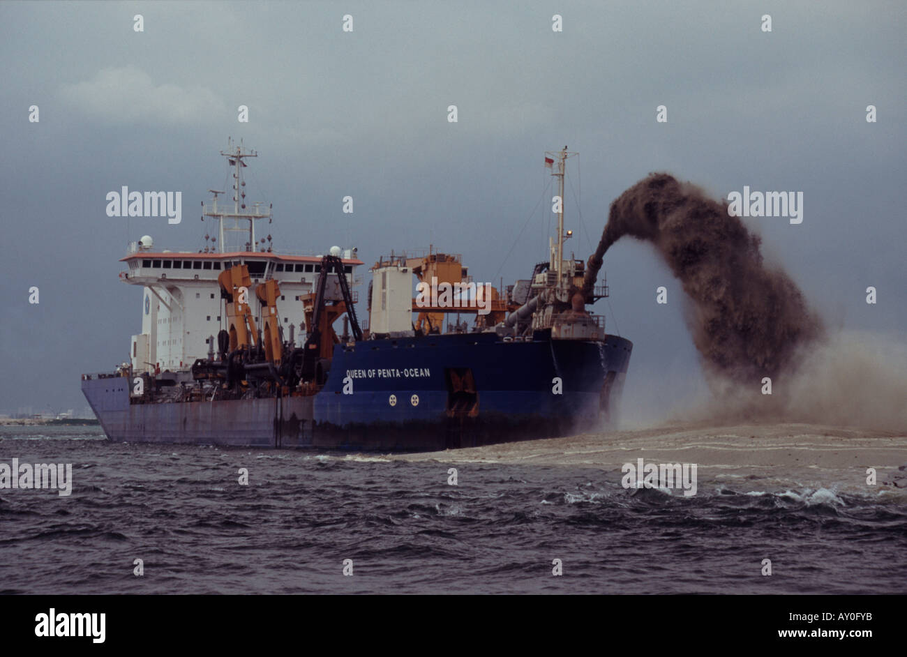 dredging ship in singapore harbour displacing tonnes of soil from the ...
