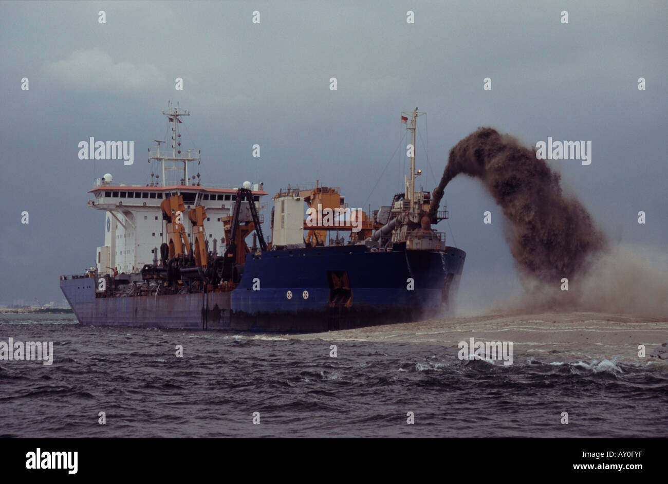 dredging ship in singapore harbour displacing tonnes of soil from the ...