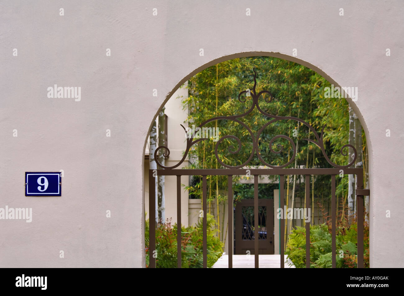 Charleston garden gate hi-res stock photography and images - Alamy