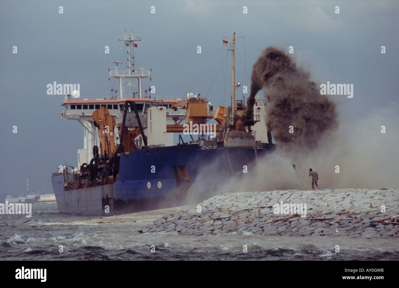 dredging ship in singapore harbour Stock Photo - Alamy