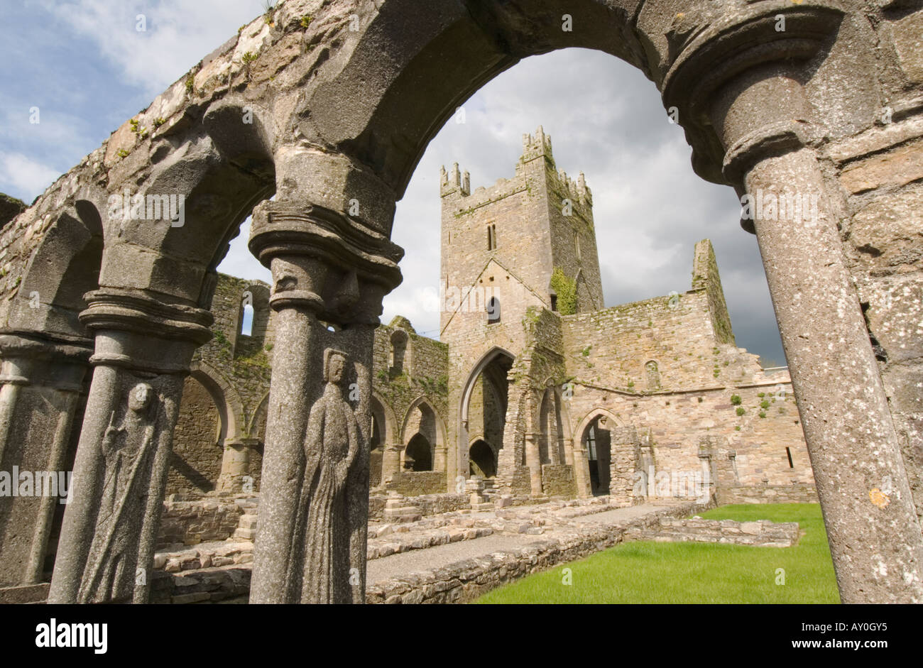 Abbey cloisters hi-res stock photography and images - Alamy