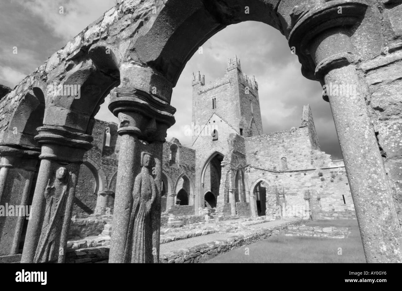 Abbey cloisters hi-res stock photography and images - Alamy