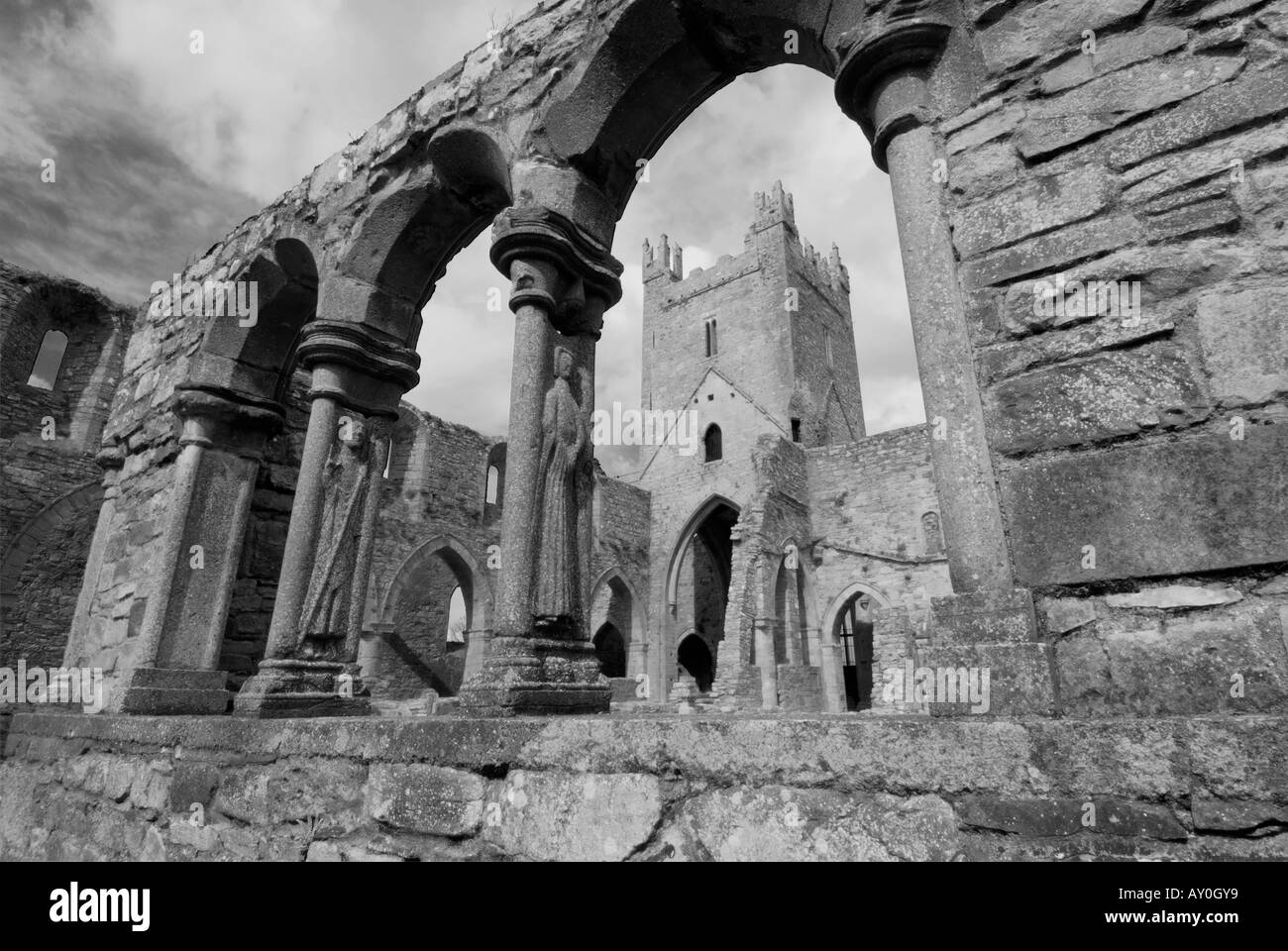 Abbey cloisters hi-res stock photography and images - Alamy