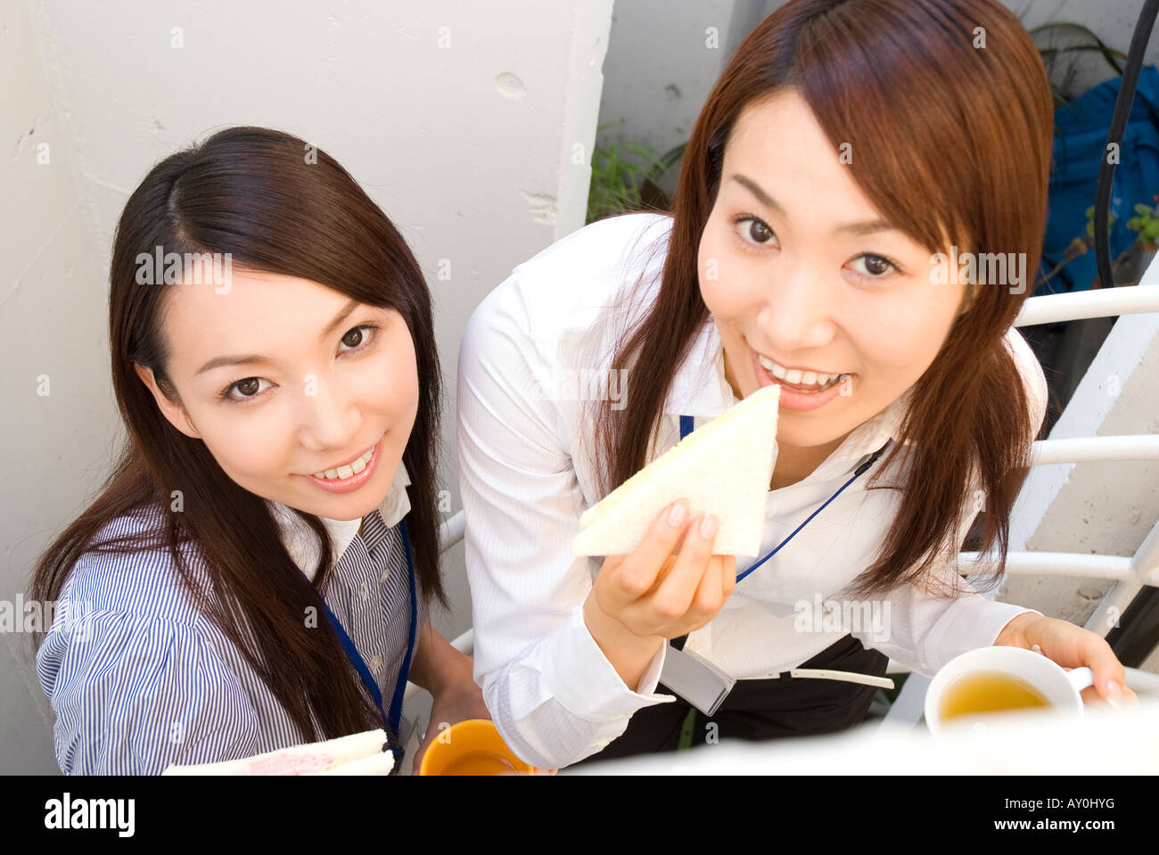 Two young women eating lunch Stock Photo - Alamy