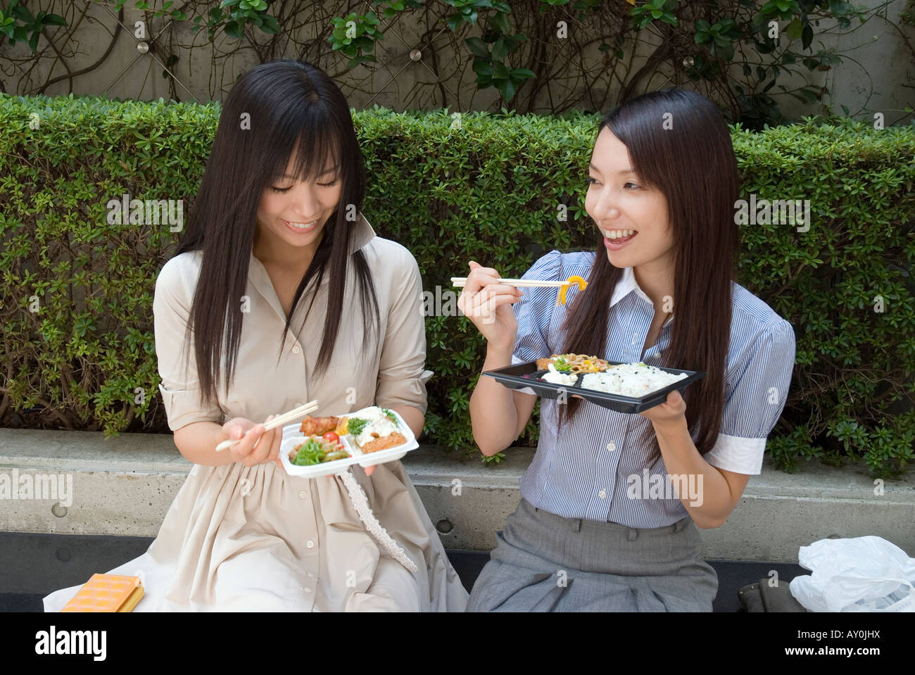 Two young women eating lunch Stock Photo - Alamy