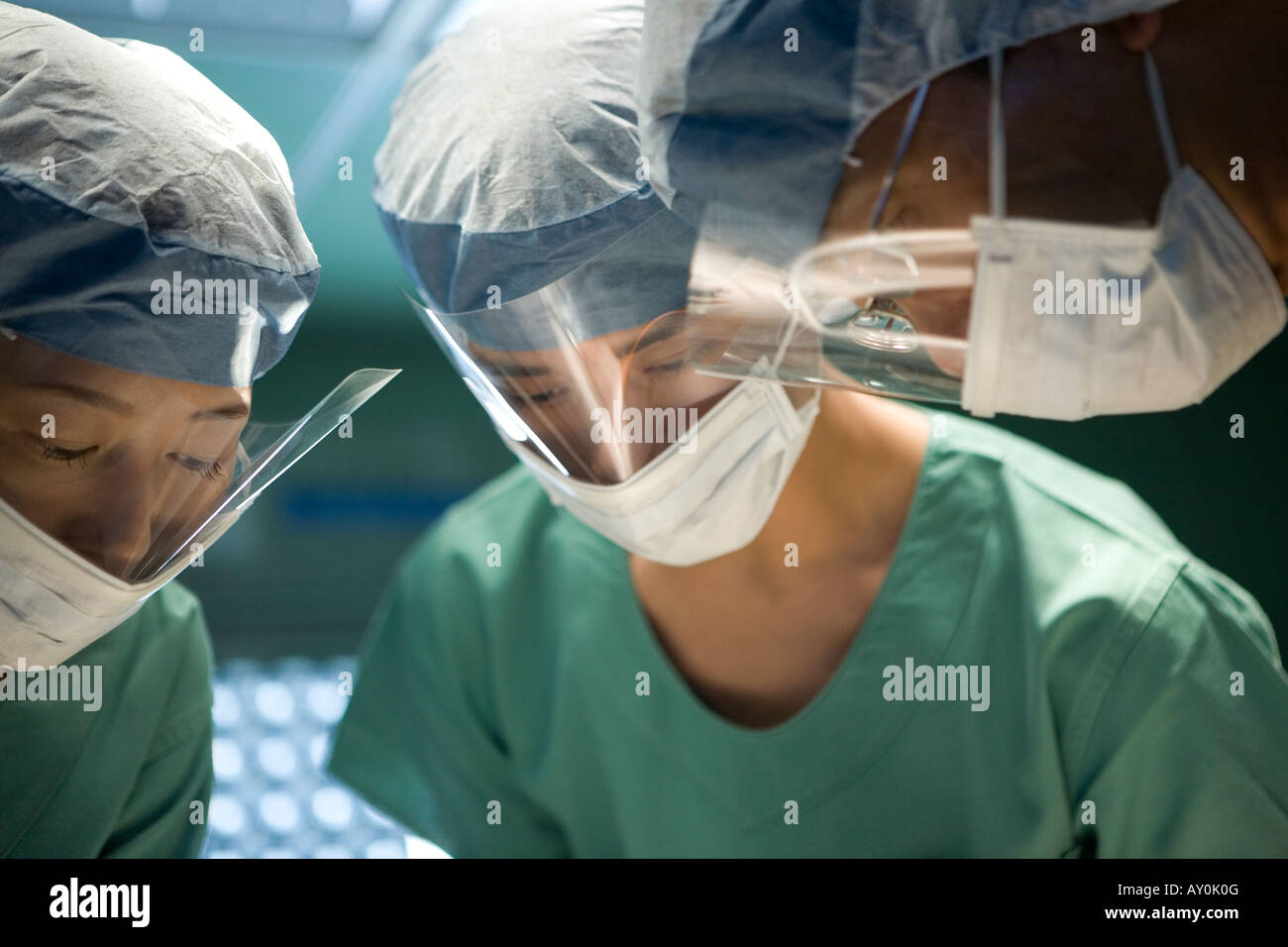 Japanese doctors operating hi-res stock photography and images - Alamy