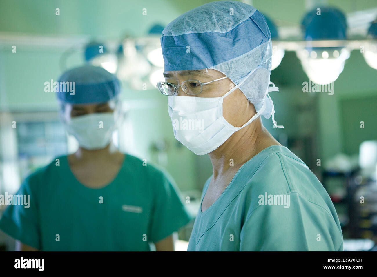 Japanese doctors operating hi-res stock photography and images - Alamy