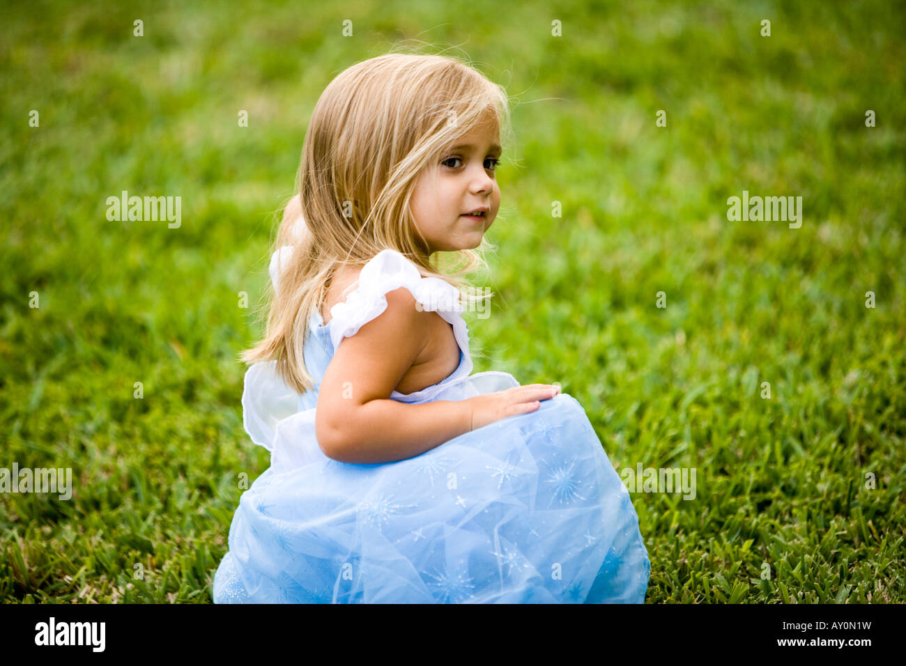 Side view of a girl looking over shoulder Stock Photo - Alamy