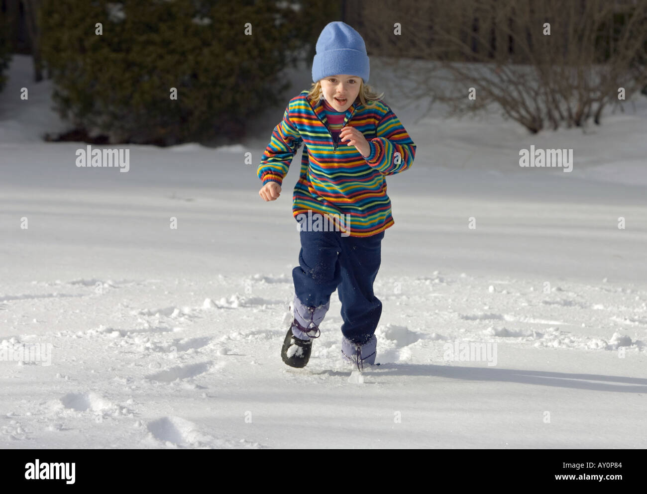 Children running on snow hi-res stock photography and images - Alamy