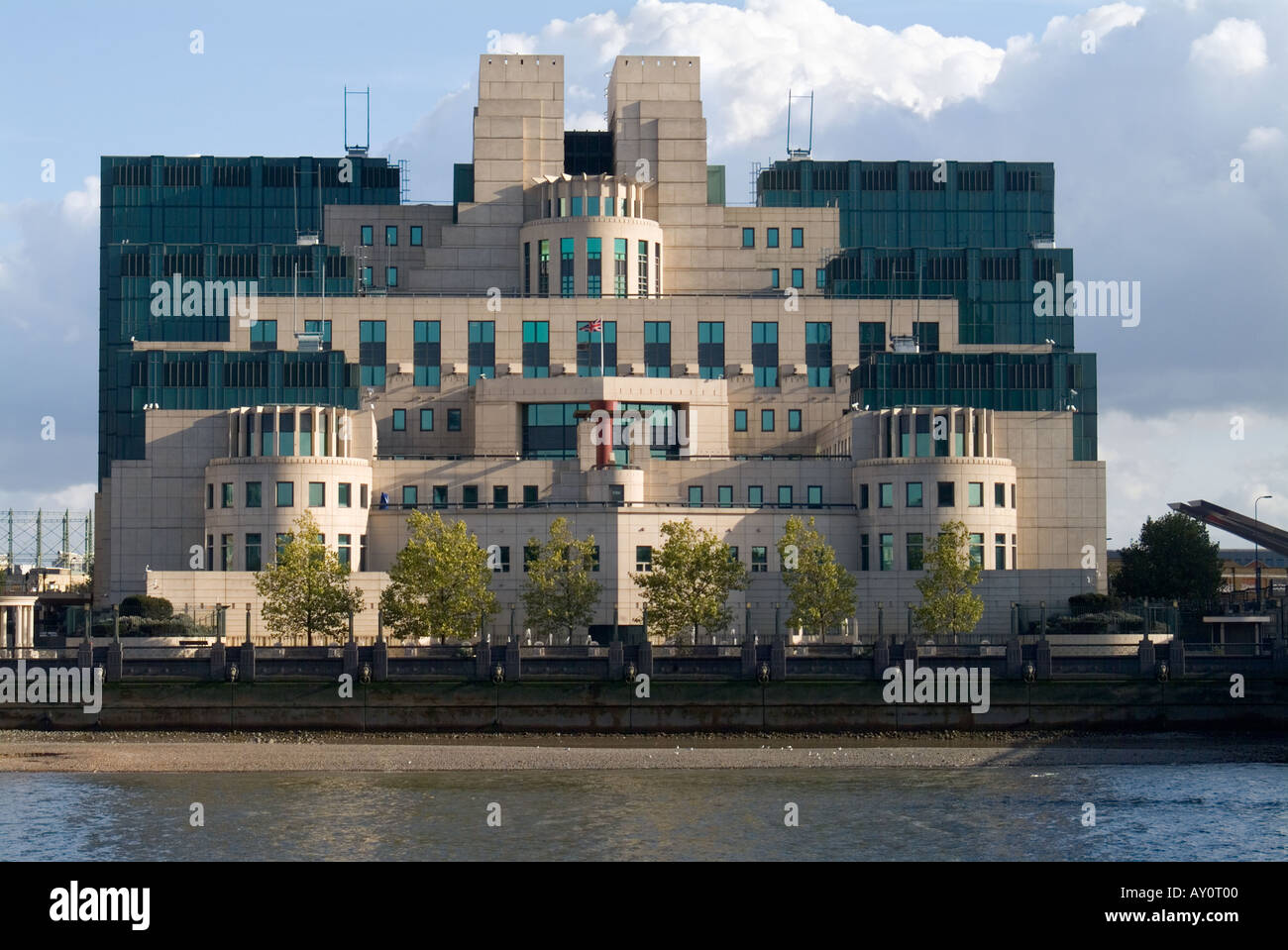Mi6 building vauxhall london england hi-res stock photography and ...