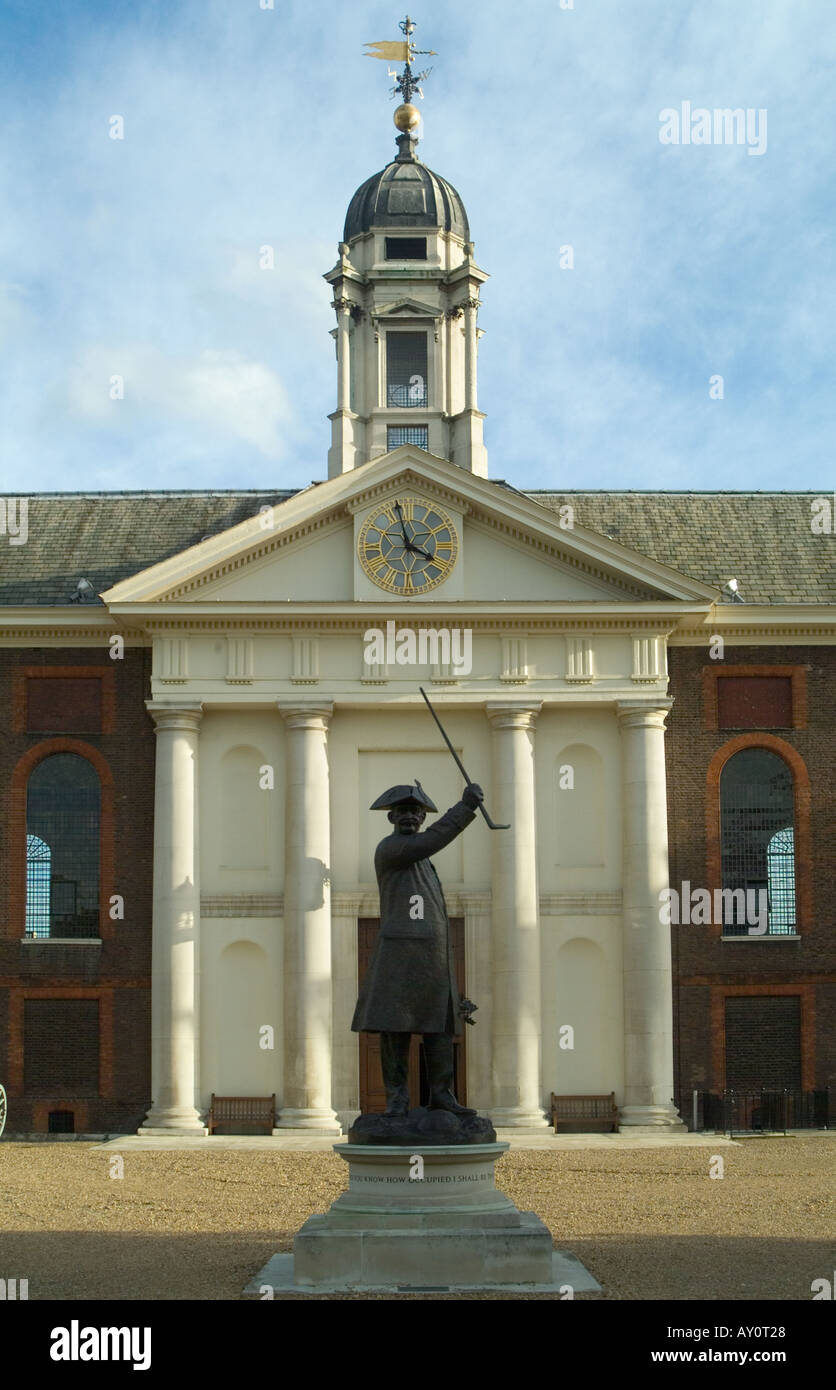 Facade of Royal Hospital Chelsea with statue of Chelsea Pensioner ...