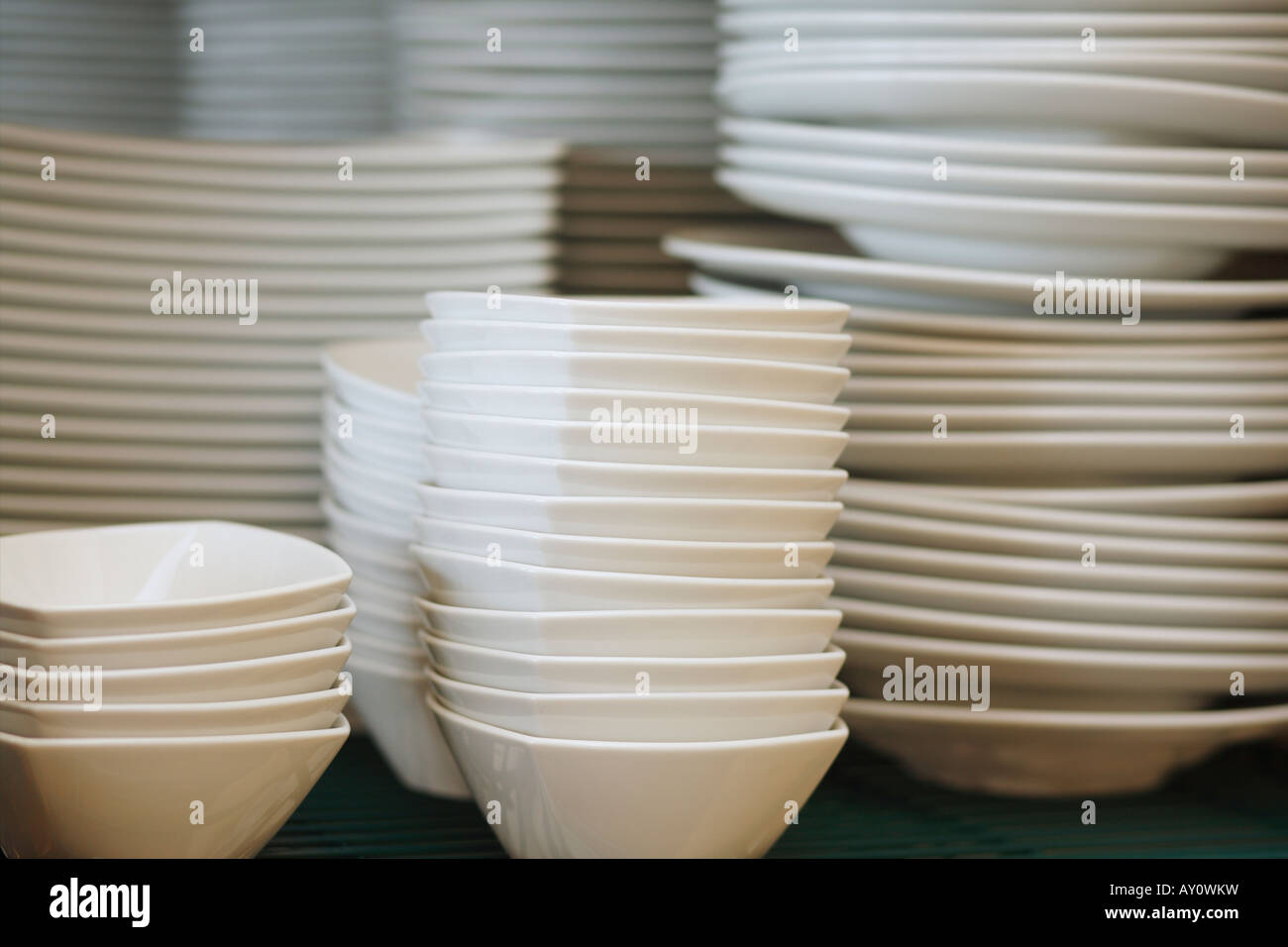 Stack of empty plates Stock Photo - Alamy