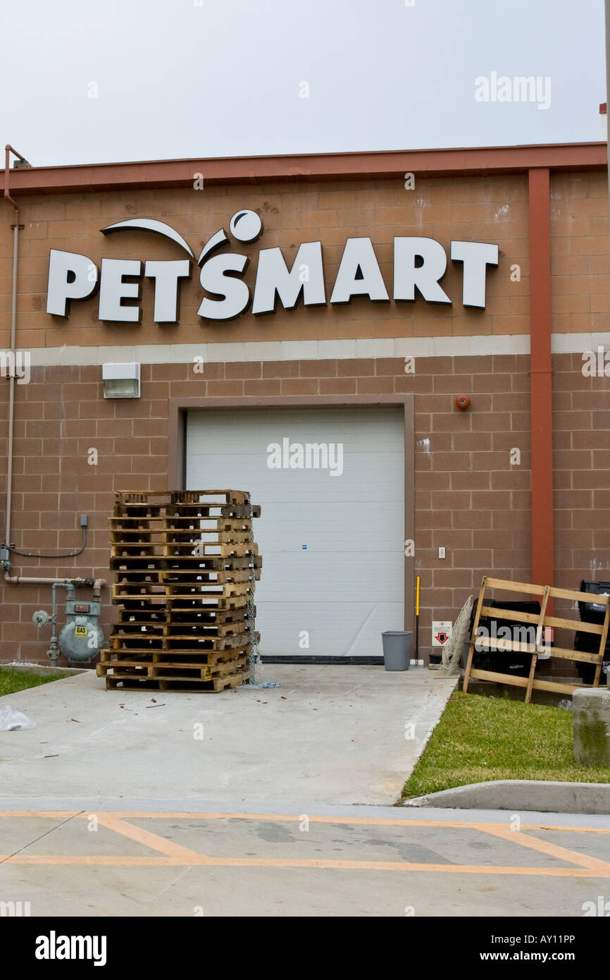 Petsmart sign hi-res stock photography and images - Alamy