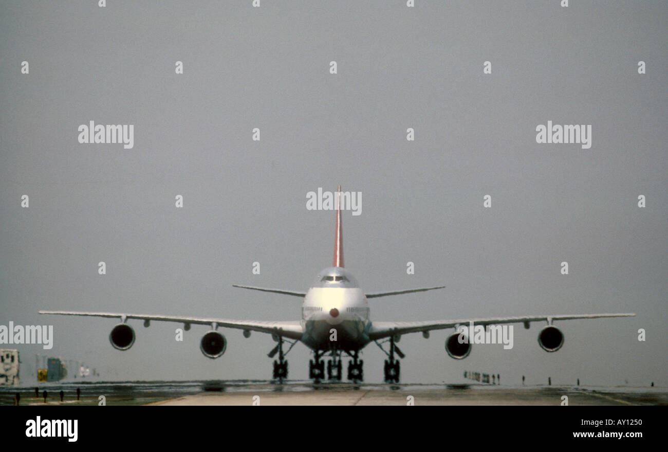 Boeing 747 jumbo heavy jet plane taking off at LAX Stock Photo - Alamy