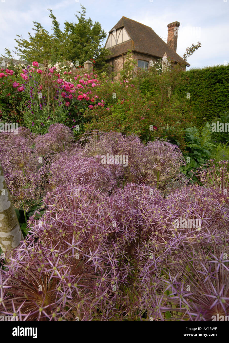 The cottage garden, Sissinghurst Castle, Kent Stock Photo - Alamy