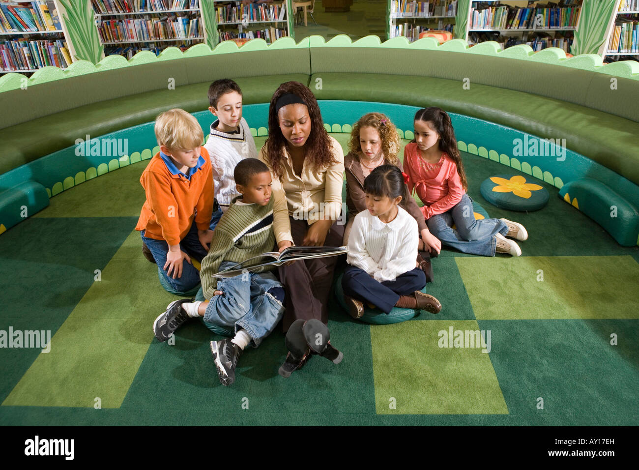 Teacher teaching students in the library Stock Photo - Alamy