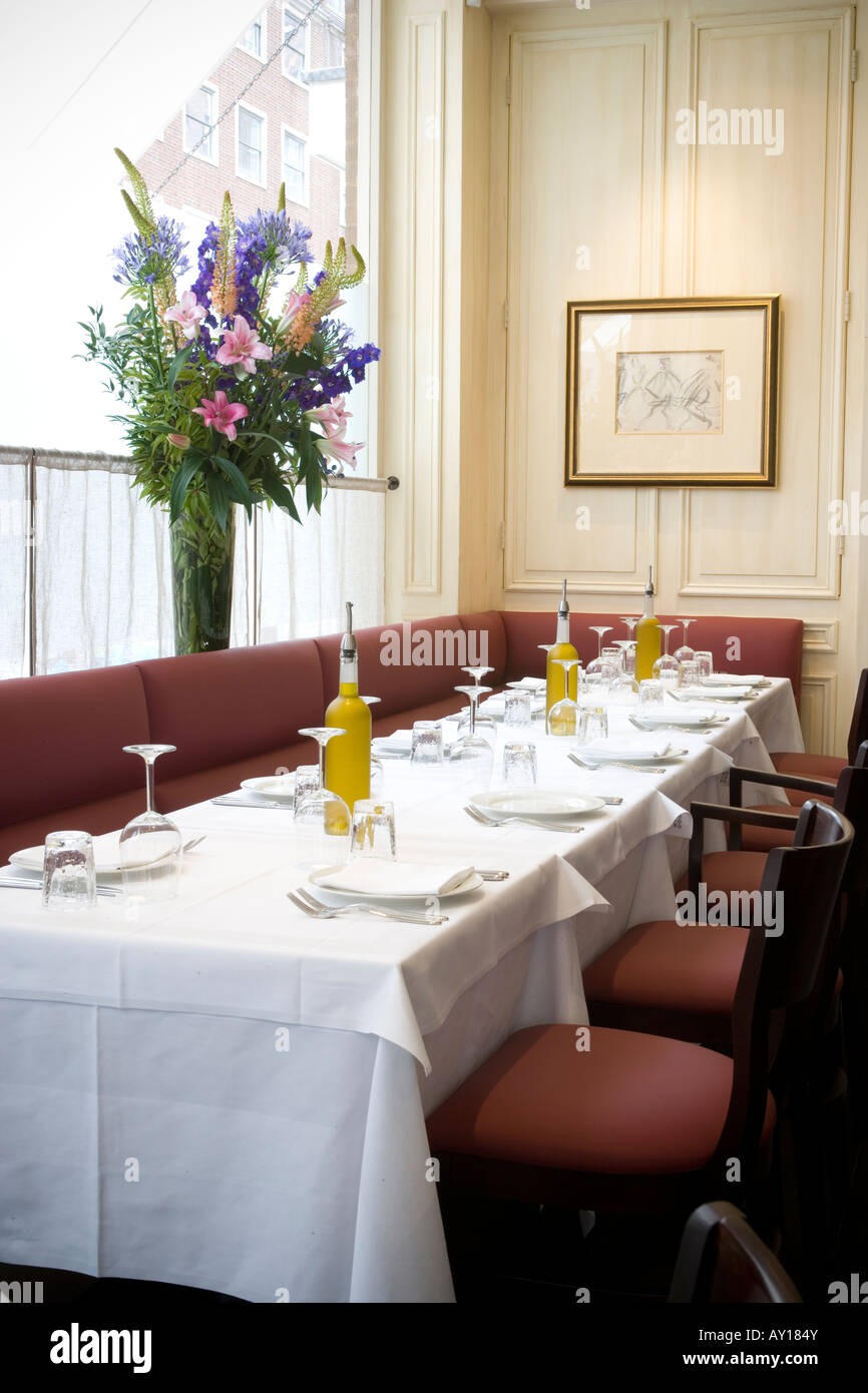 La petite table hi-res stock photography and images - Alamy
