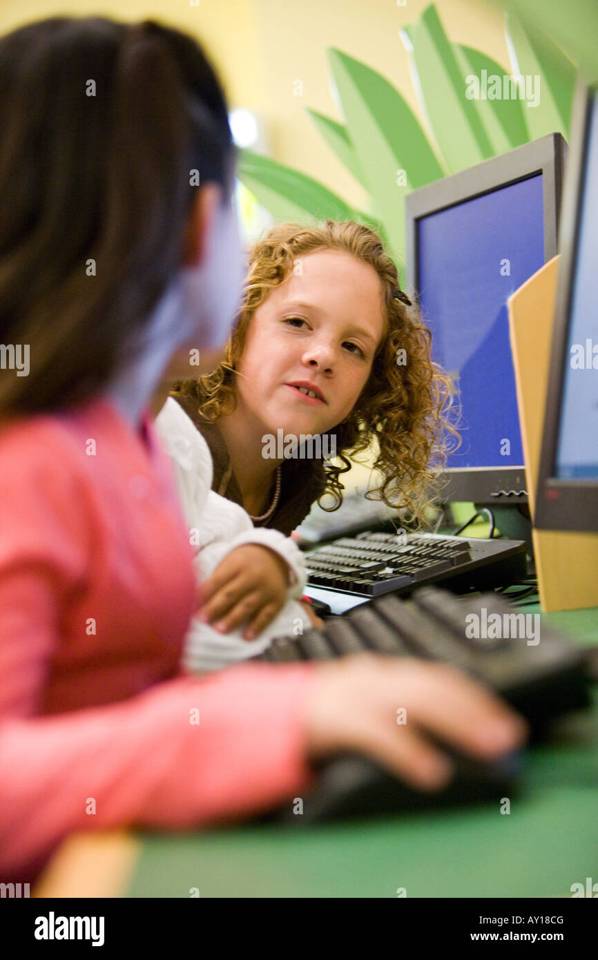 Children people using library hi-res stock photography and images - Alamy