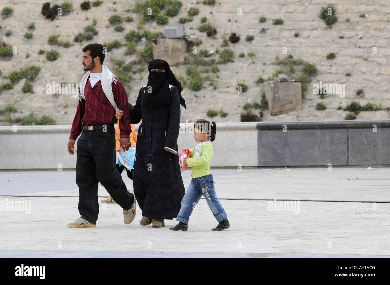 Muslim couple burka hi-res stock photography and images - Alamy
