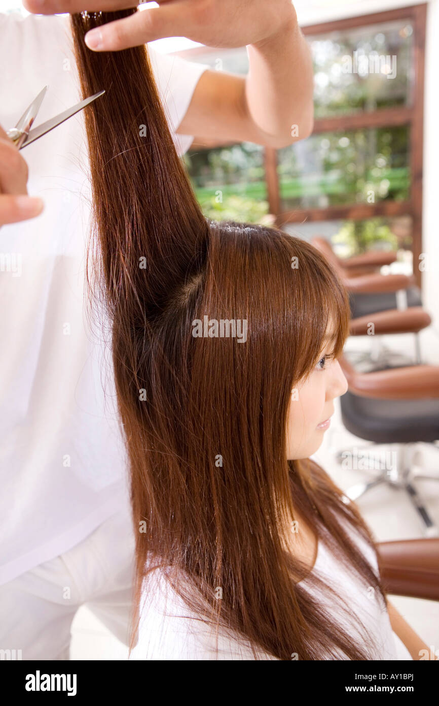Japanese girl has a haircut Stock Photo - Alamy