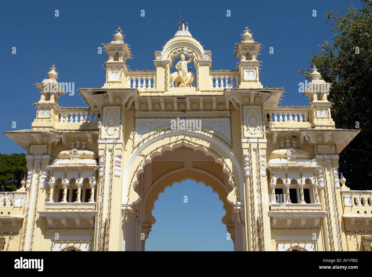detail of arch on entrance gate at the maharajas palace mysore Stock ...