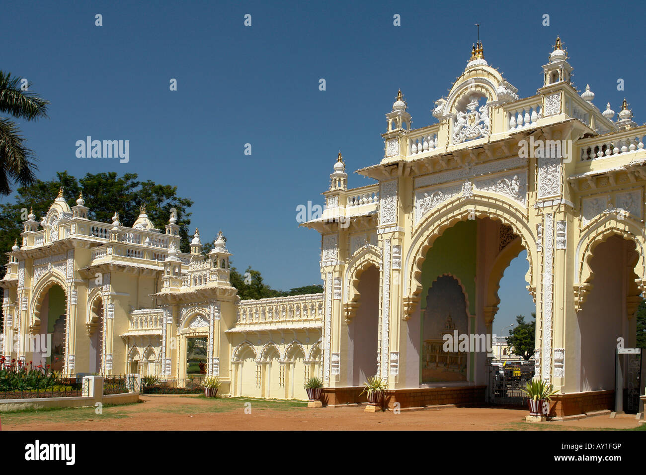 entrance gates to the maharajas palace in mysore Stock Photo - Alamy