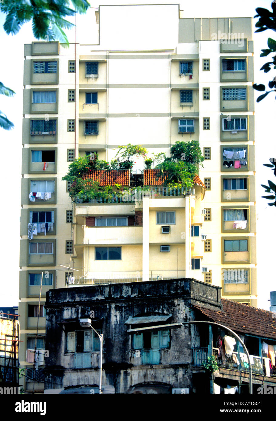 High rise buildings slums mumbai hi-res stock photography and images ...
