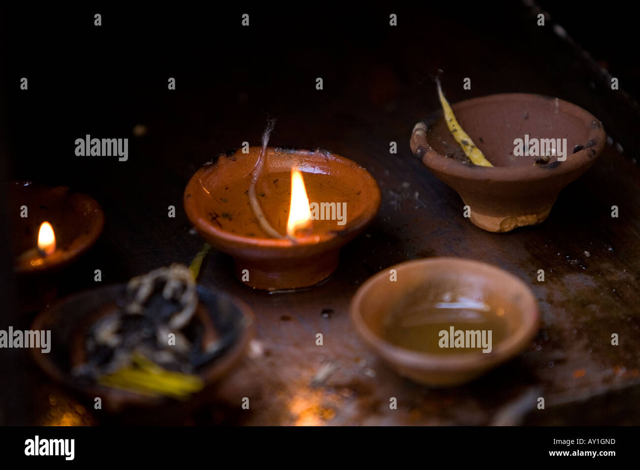 Puja burning india hi-res stock photography and images - Alamy