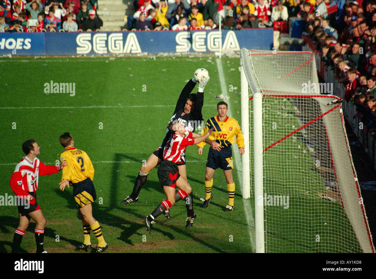 ARSENAL GOALKEEPER DAVID SEAMAN CATCHING A CORNER UNDER PRESSURE FROM ... ARSENAL GOALKEEPER DAVID SEAMAN CATCHING A CORNER UNDER PRESSURE FROM ...