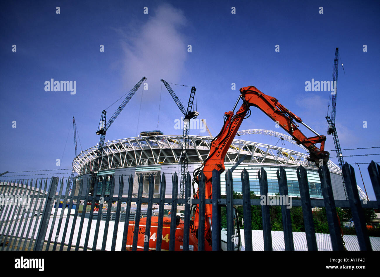New wembley stadium construction hi-res stock photography and images ...