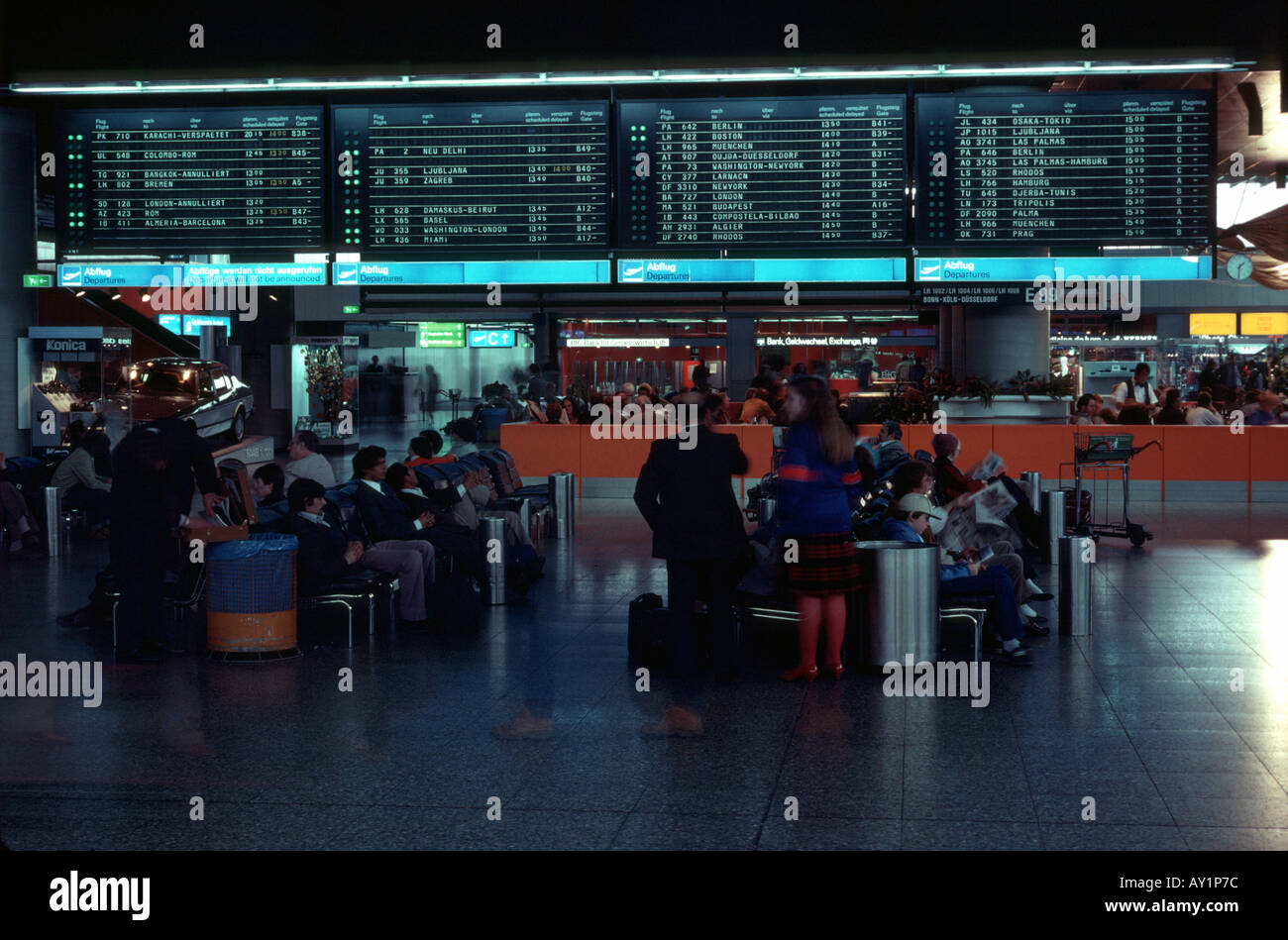 Departure boards in check in hi-res stock photography and images - Alamy