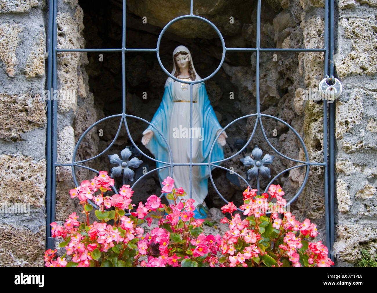 madonna red flowers madonna red flowers praying Stock Photo - Alamy