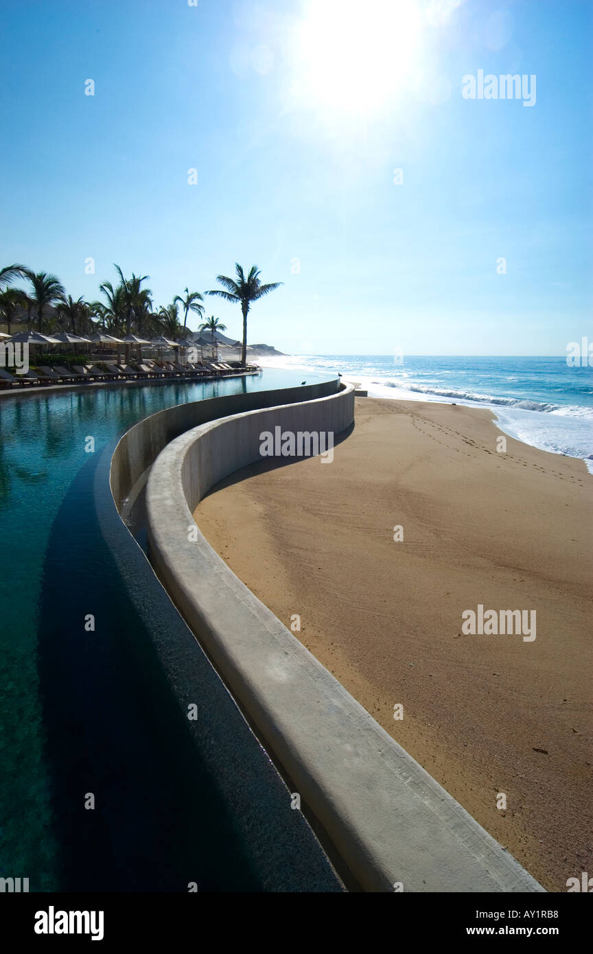 Infinity pool overlooking the ocean Stock Photo - Alamy