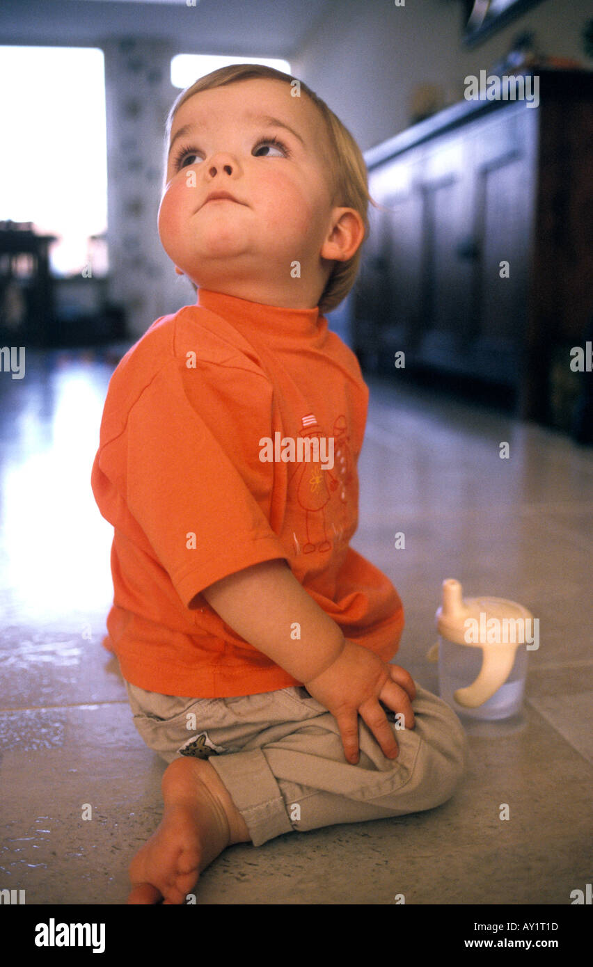 Little girl looking up Stock Photo - Alamy