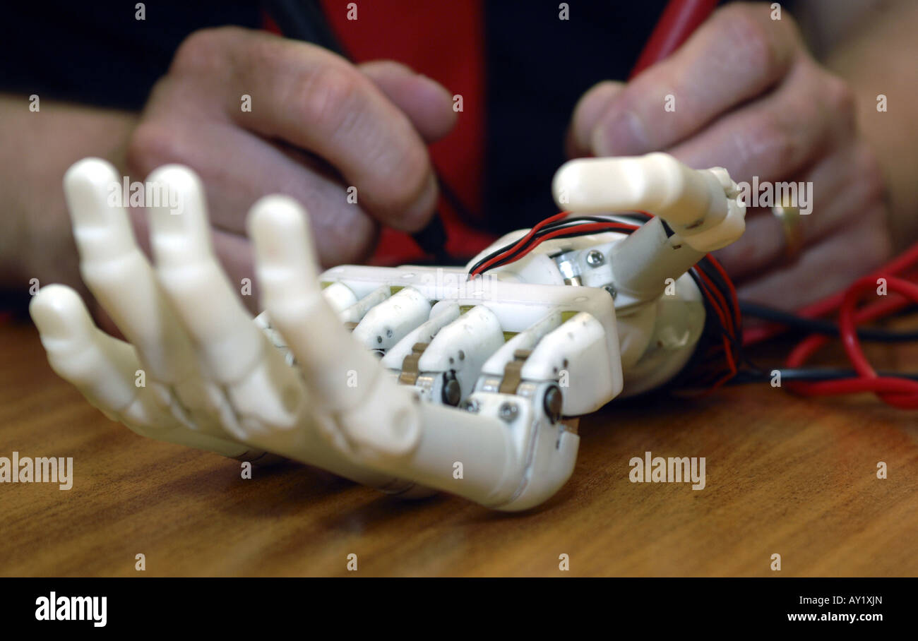 Inventor robot hi-res stock photography and images - Alamy