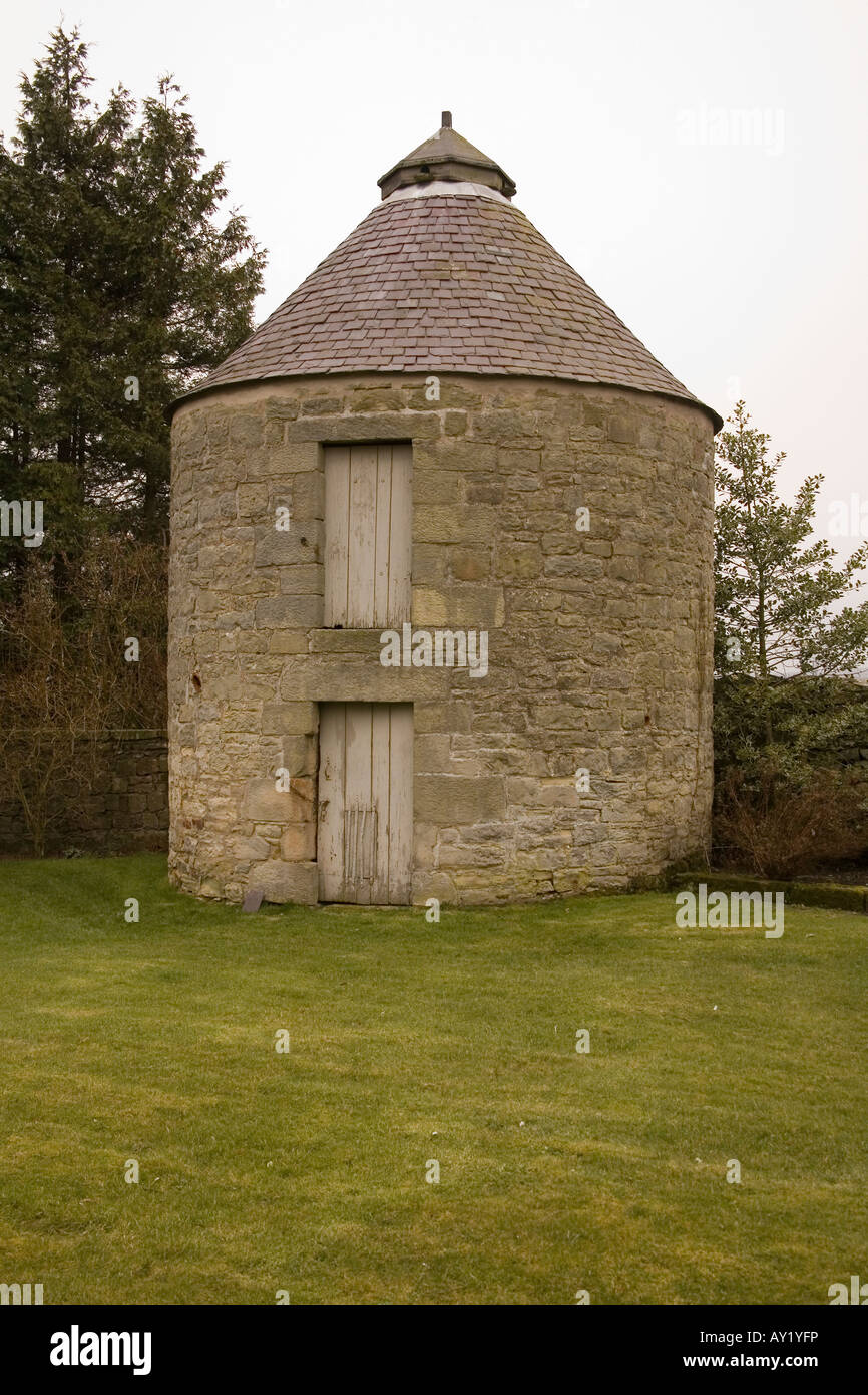 Doves at dovecote hi-res stock photography and images - Alamy