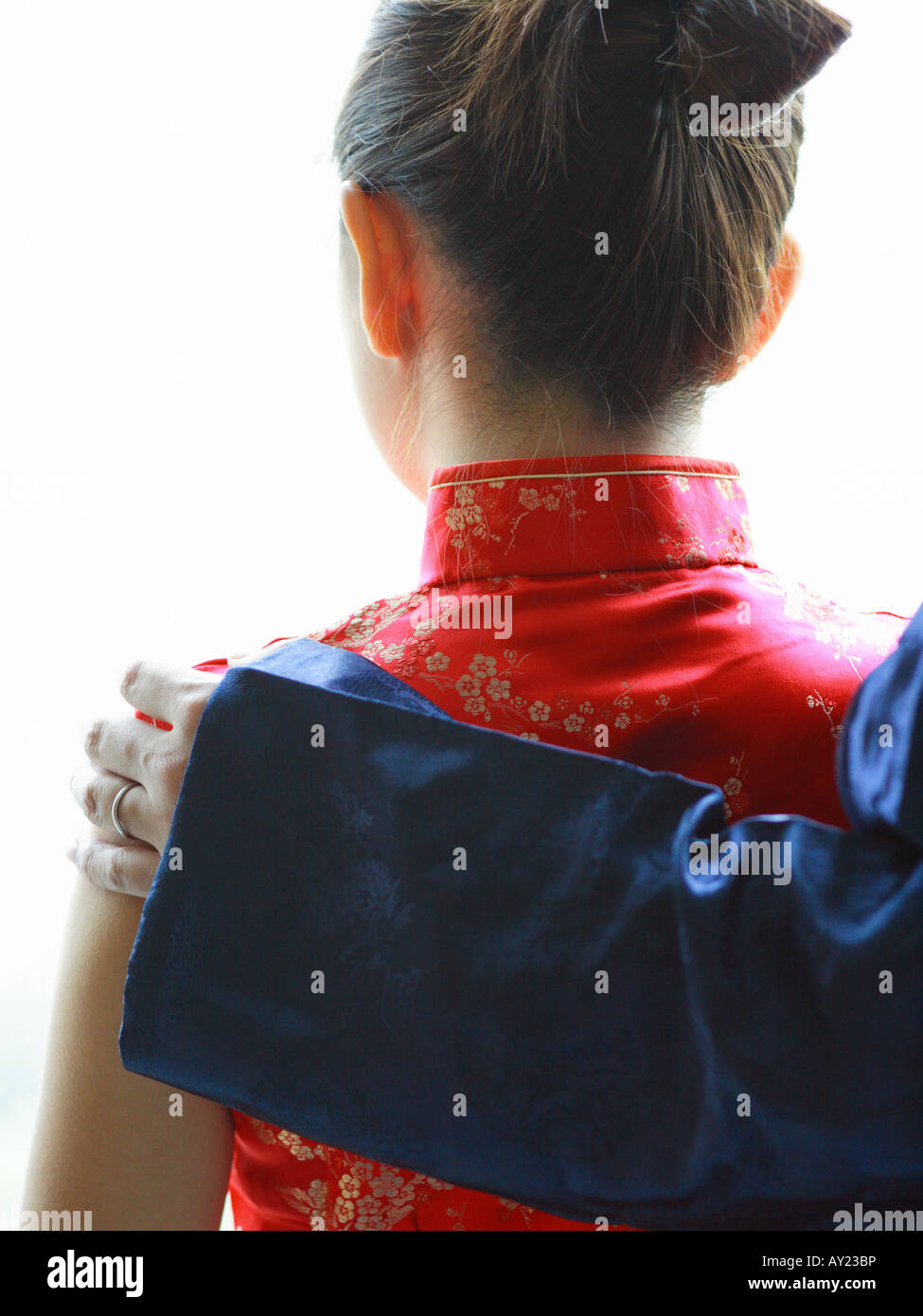 Rear view of a man's hand on a woman's shoulder Stock Photo - Alamy