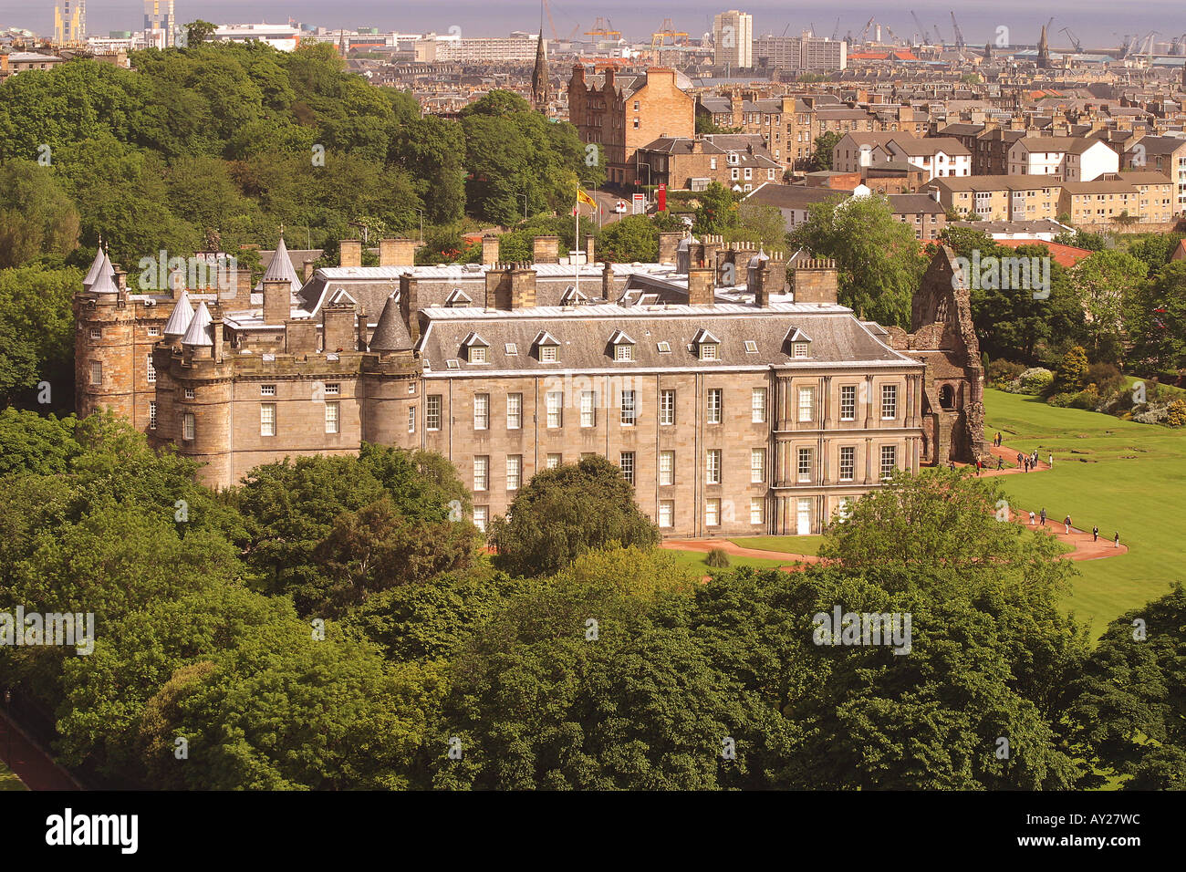 Holyrood palace and edinburgh castle hi-res stock photography and ...