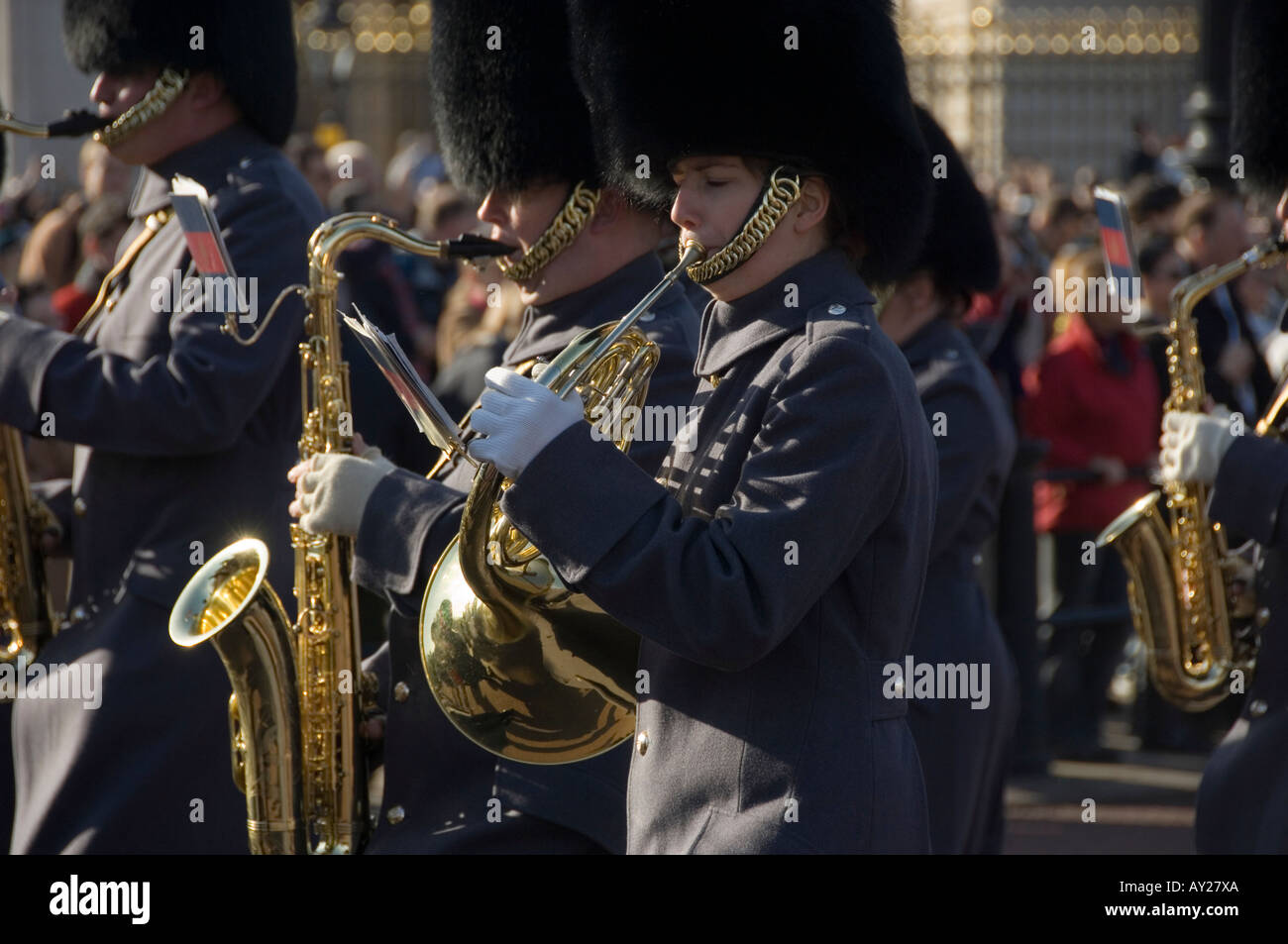 Guards band at the changing of the guard at Buckingham Palace in ...