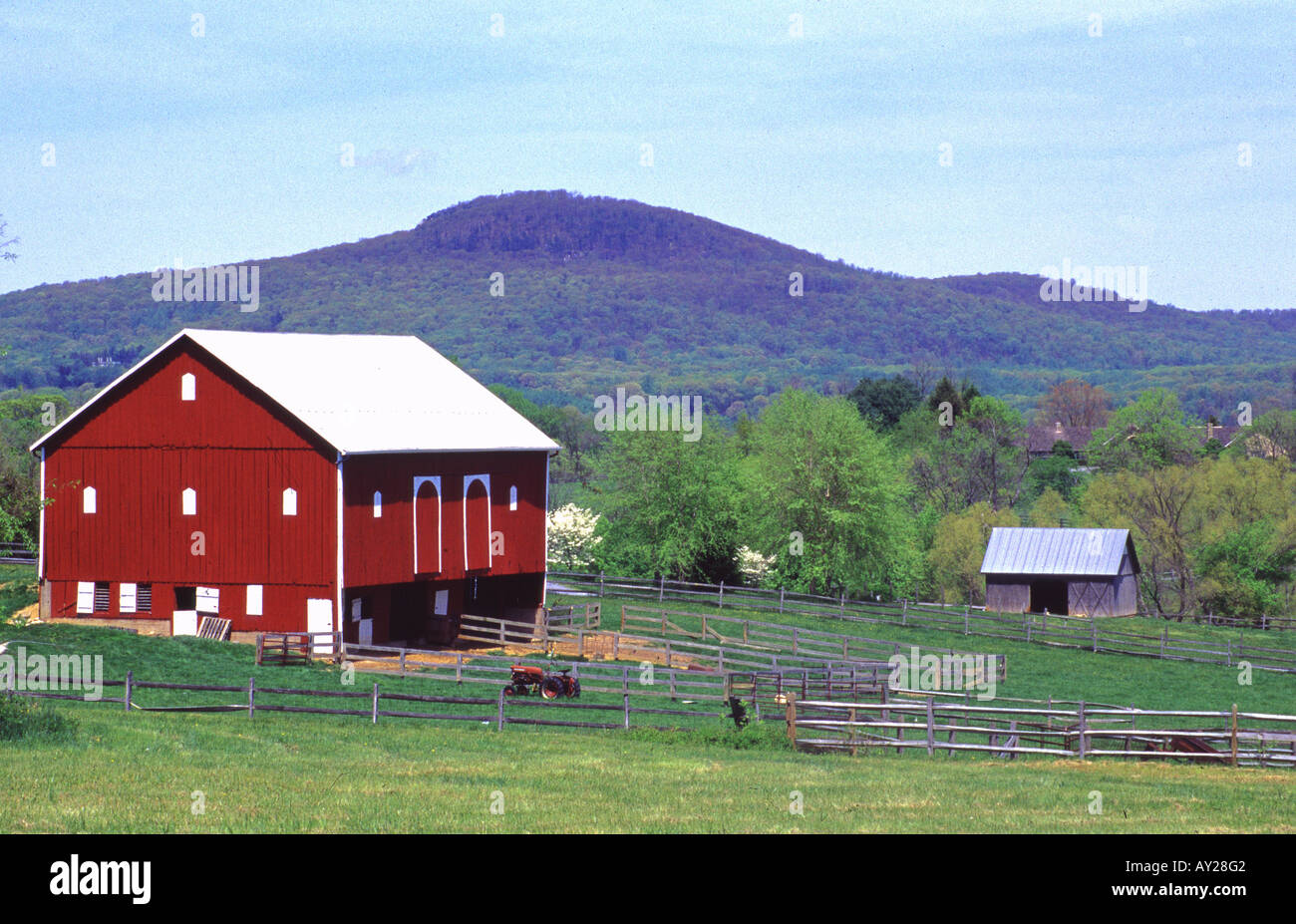 Red barn and Sugarloaf mountain in Maryland USA Stock Photo - Alamy