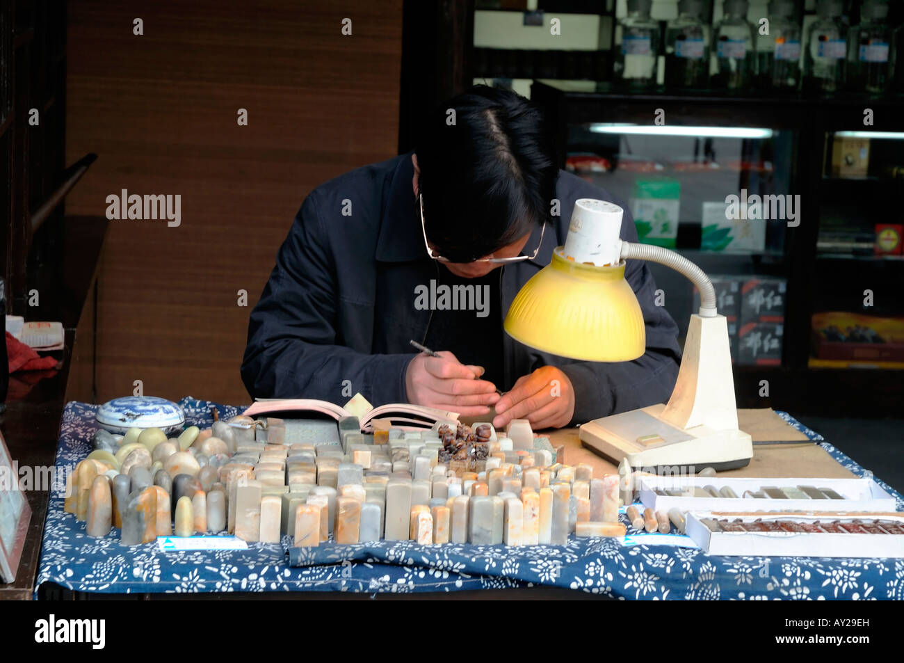 Man making a chinese seal Stock Photo - Alamy