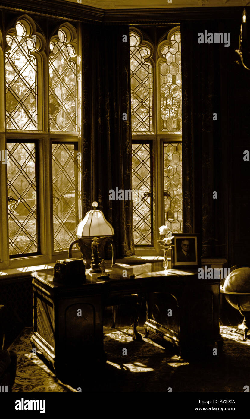 English tudor gothic style hi-res stock photography and images - Alamy