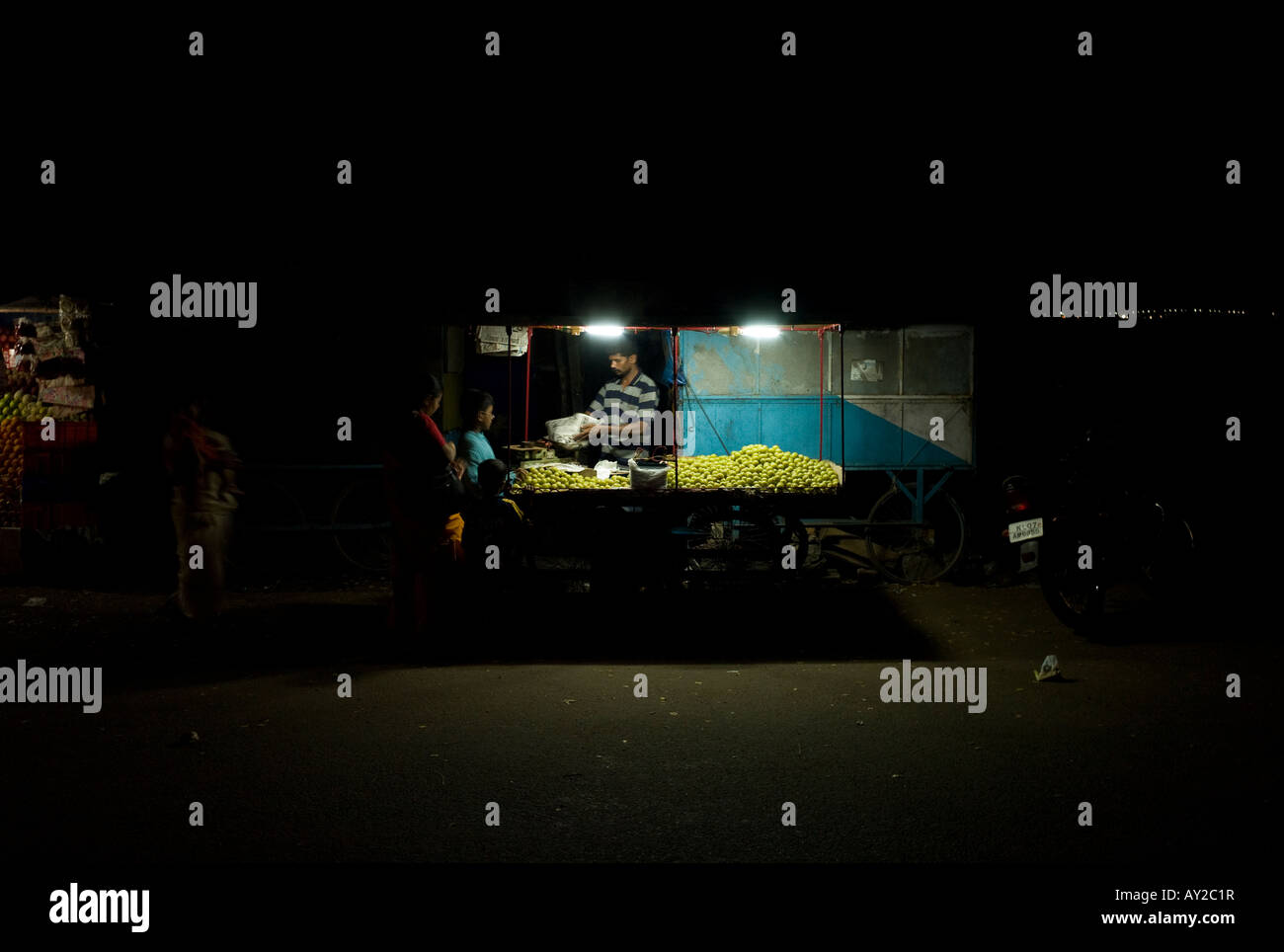 India night market hi-res stock photography and images - Alamy