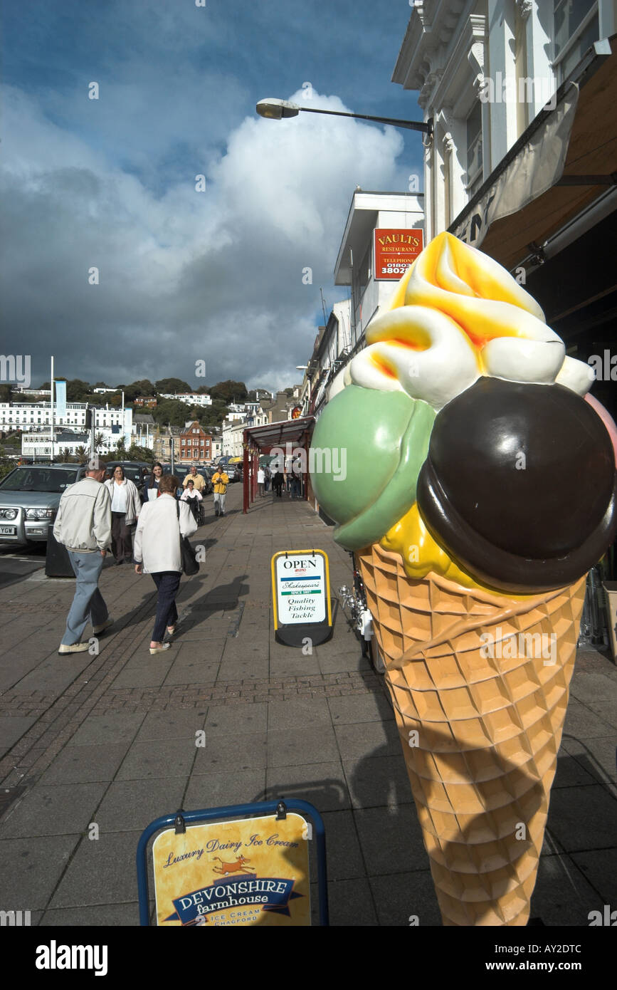 Shopping area district torquay hi-res stock photography and images - Alamy
