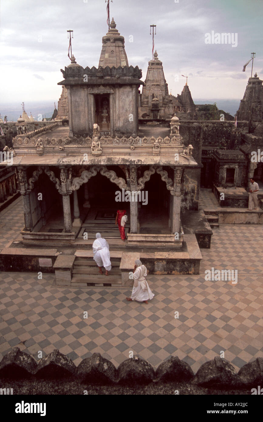 Jain nuns entering Jain temple on Shatrunjaya hill, Gujarat, India ...