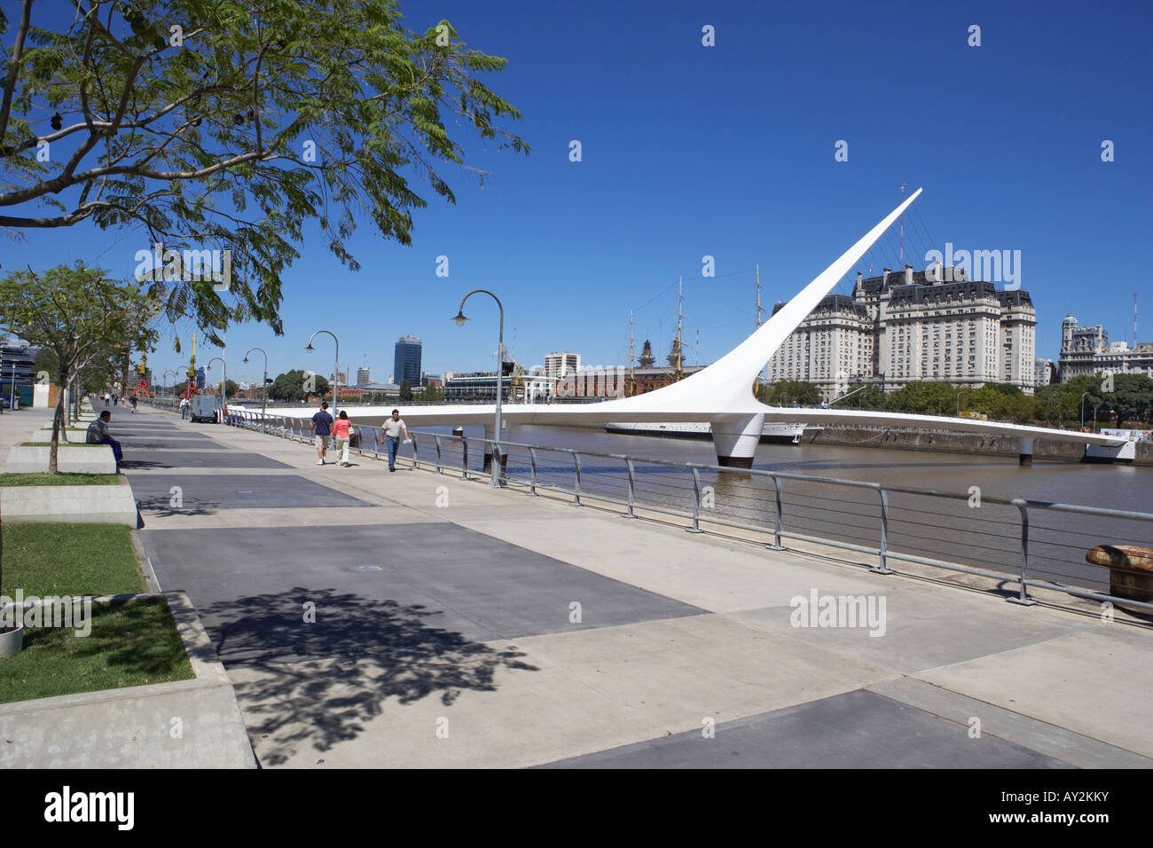 Puente peatonal puente peatonal puente peatonal hi-res stock ...