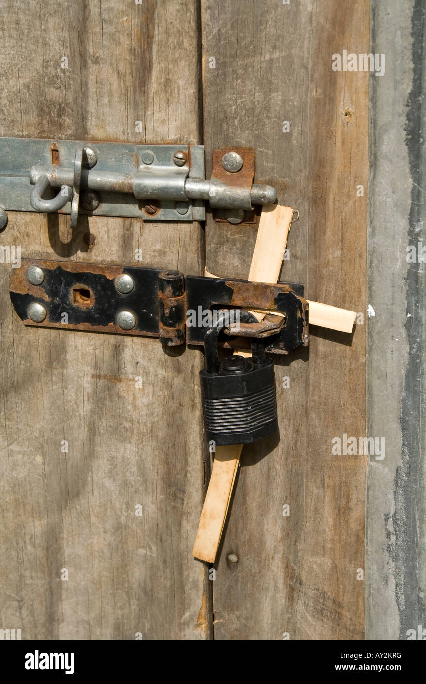 Padlock on gate uk hi-res stock photography and images - Alamy